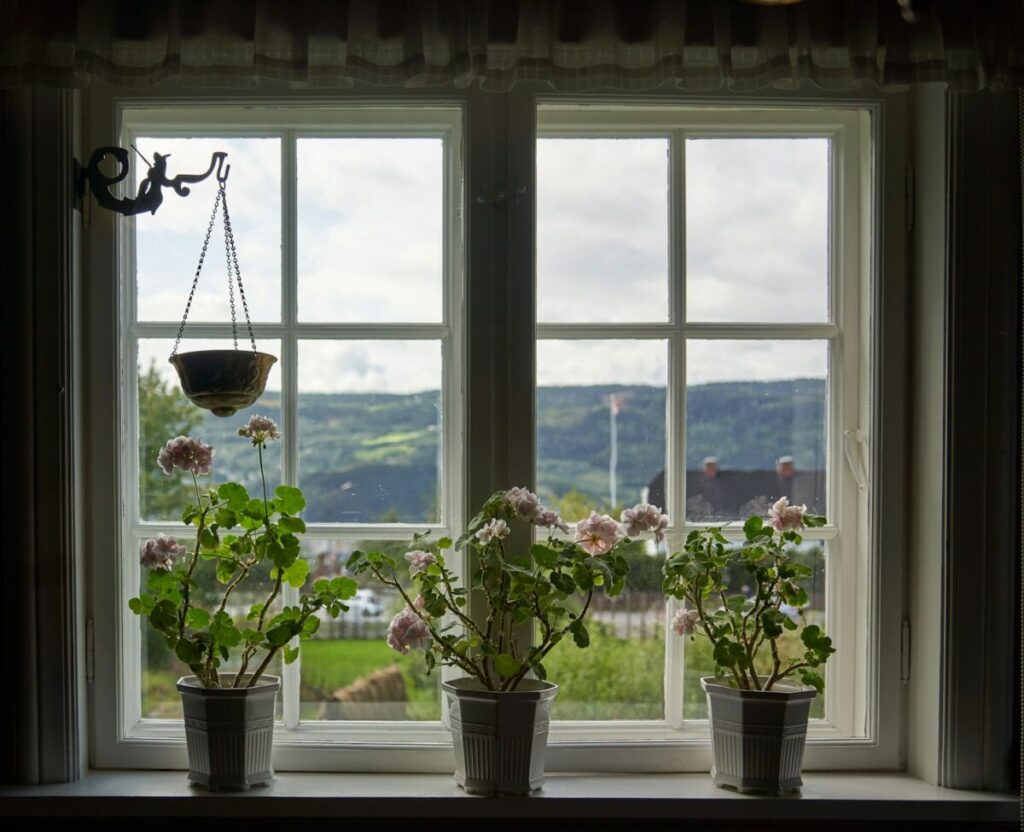 40 DIY Vintage Window Decor Ideas for a Charming Home Makeover - Tale ...